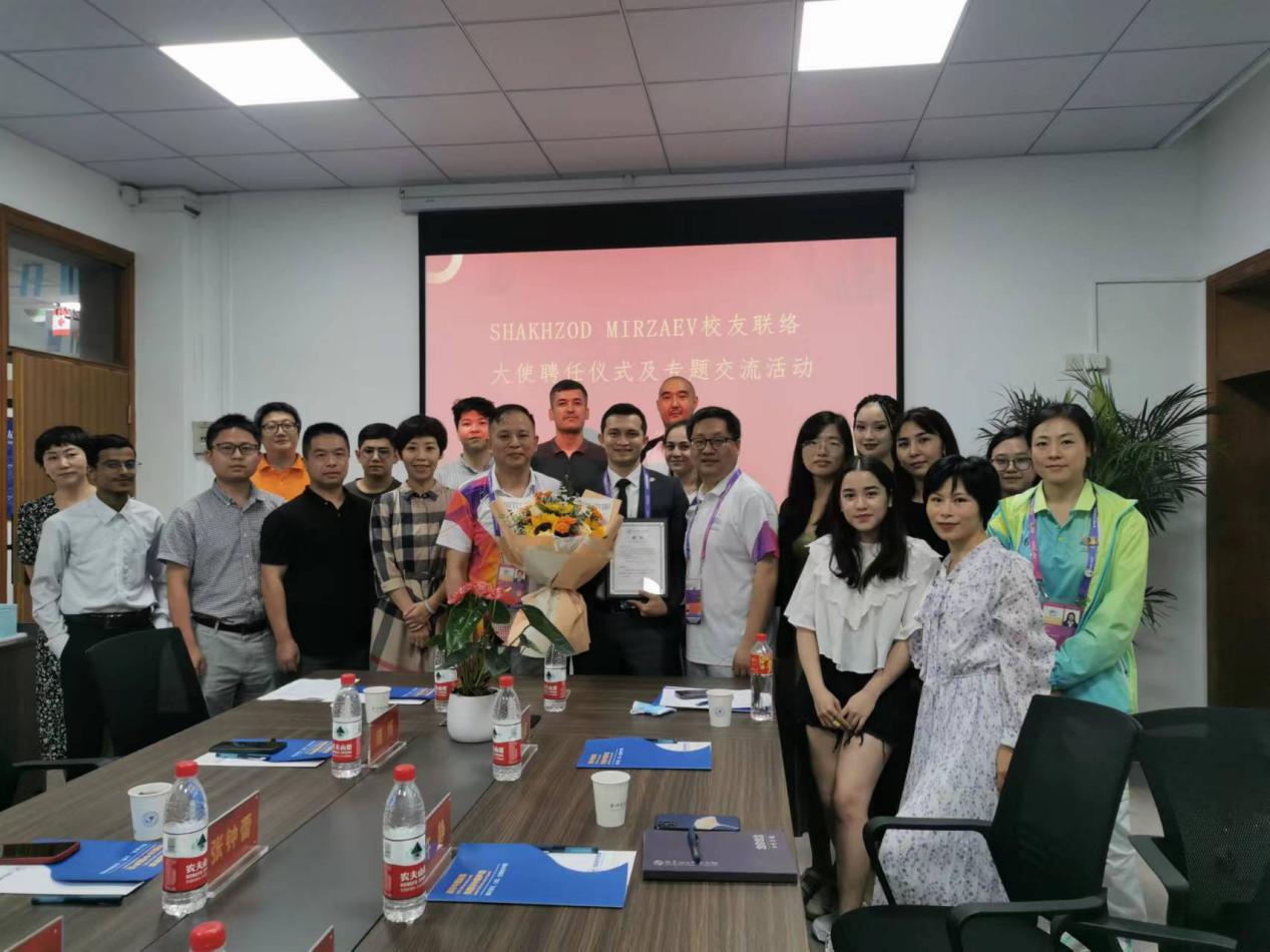 亚运会乌兹别克斯坦足球队领队SHAKHZOD MIRZAEV回访母校，被聘为校友联络大使
