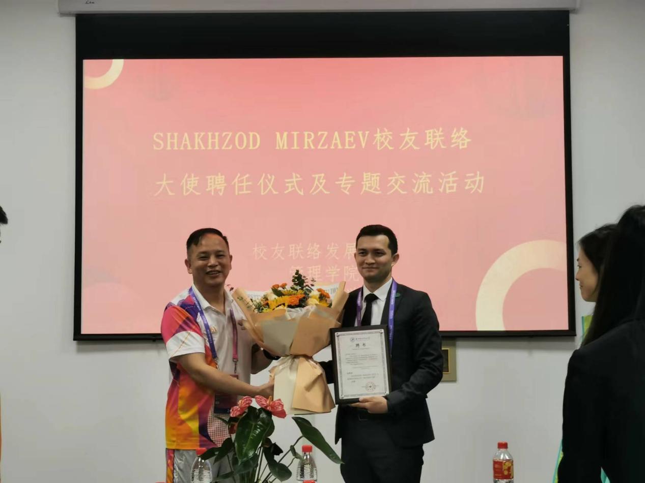 亚运会乌兹别克斯坦足球队领队SHAKHZOD MIRZAEV回访母校，被聘为校友联络大使